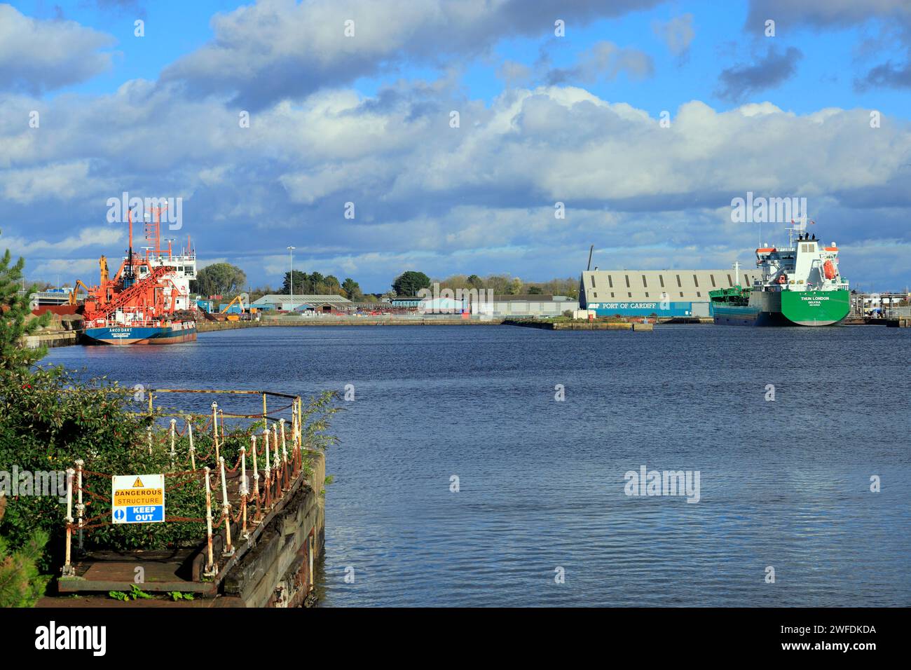 Cardiff docks hi-res stock photography and images - Alamy