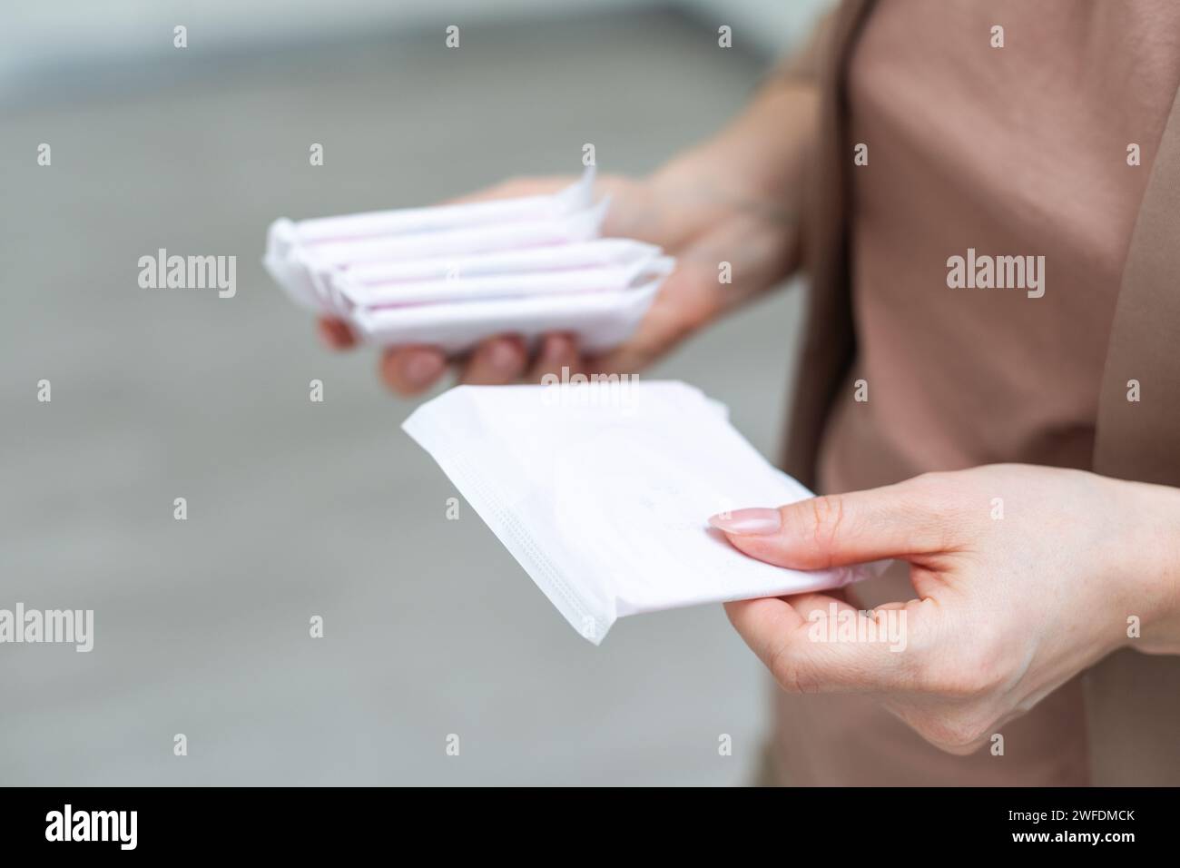 hand holding sanitary pad on white background Stock Photo - Alamy