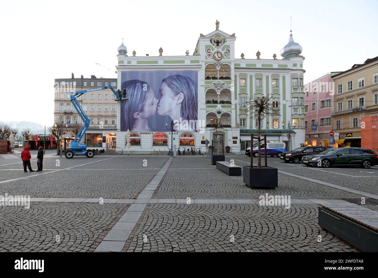 Helnwein-Plakate in der Innenstadt von Gmunden, am 29.01.2024. Das Bild ...