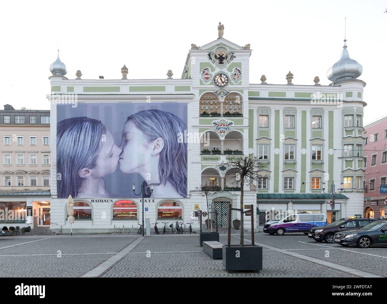 Helnwein-Plakate in der Innenstadt von Gmunden, am 29.01.2024. Das Bild ...
