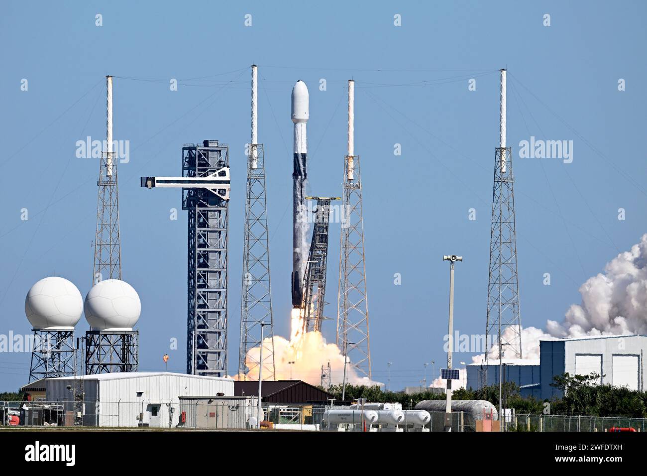 A SpaceX Falcon 9 rocket launches Northrup Grumman's Cygnus Cargo ...