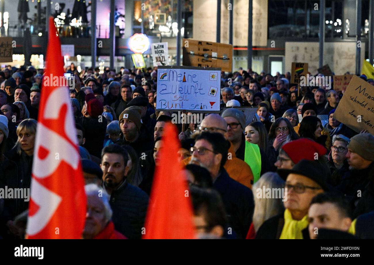 30.01.2024, xpsx, Lokal Hanau Demo gegen Rechts, v.l. Gegen AFD, Menschen Rechte, No AFD, Keine ...