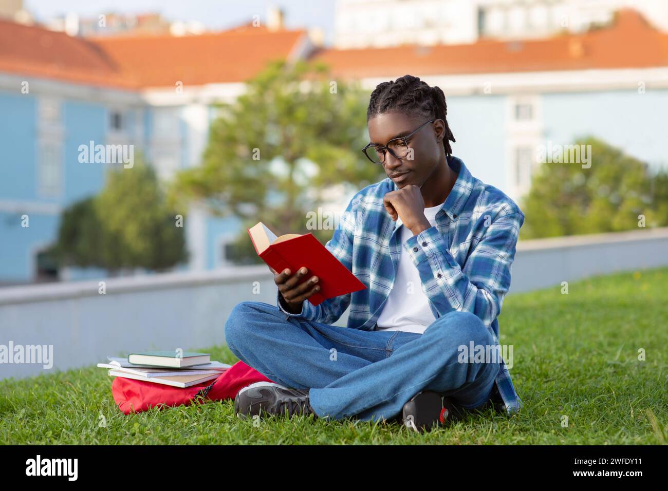 Reading novel american campus hi-res stock photography and images - Alamy