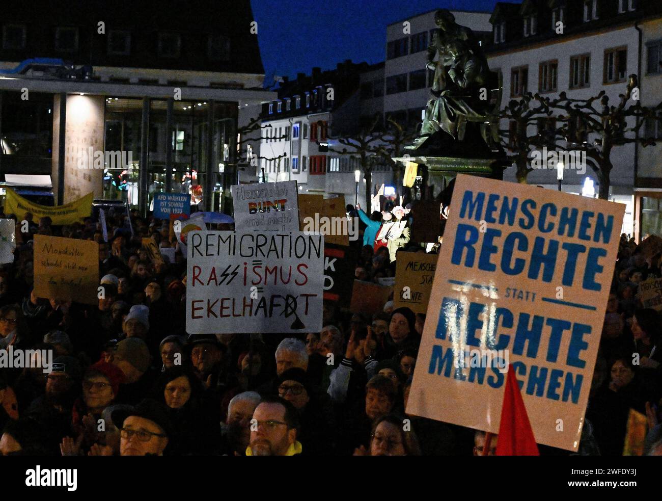 30.01.2024, xpsx, Lokal Hanau Demo gegen Rechts, v.l. Gegen AFD, Menschen Rechte, No AFD, Keine ...
