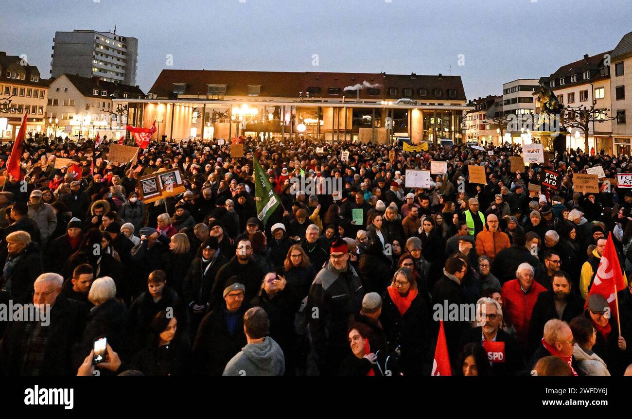 30.01.2024, xpsx, Lokal Hanau Demo gegen Rechts, v.l. Gegen AFD, Menschen Rechte, No AFD, Keine ...