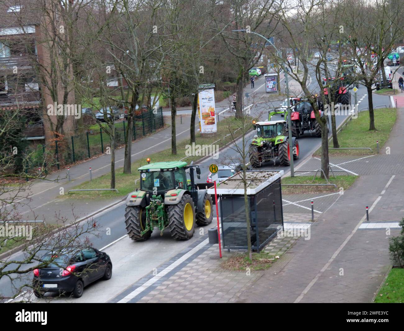 Blick auf eine Kolonne rollender Traktoren auf dem Weg zur Demo Quo ...