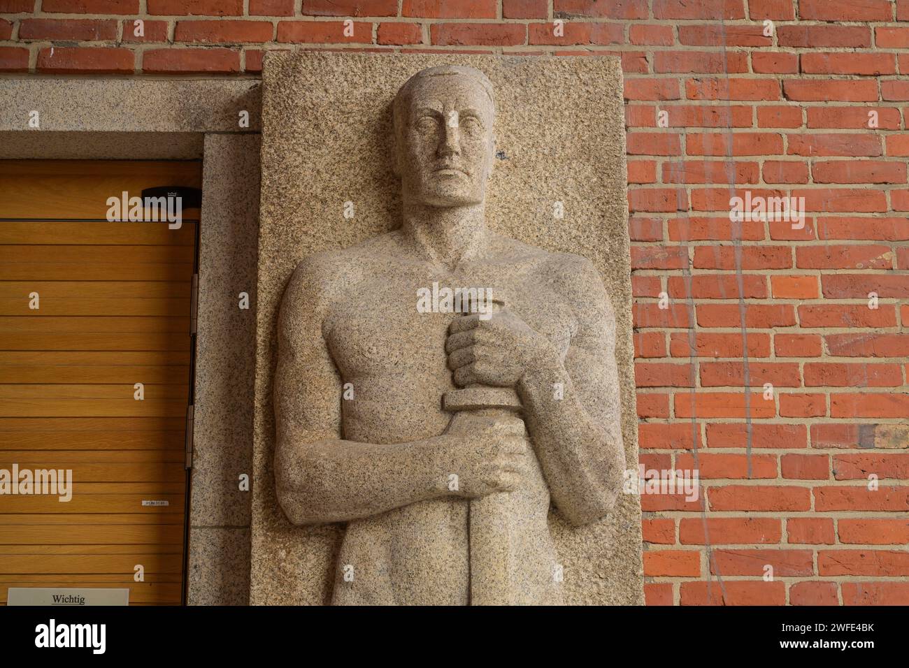 Steinfigur aus der NS-Zeit, Nazi-Kunst, Eingangsbereich, Schwimmhalle ...