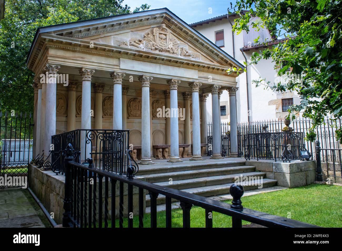 The oak tree is the symbol of Basque freedom, The Tree of Gernika ...