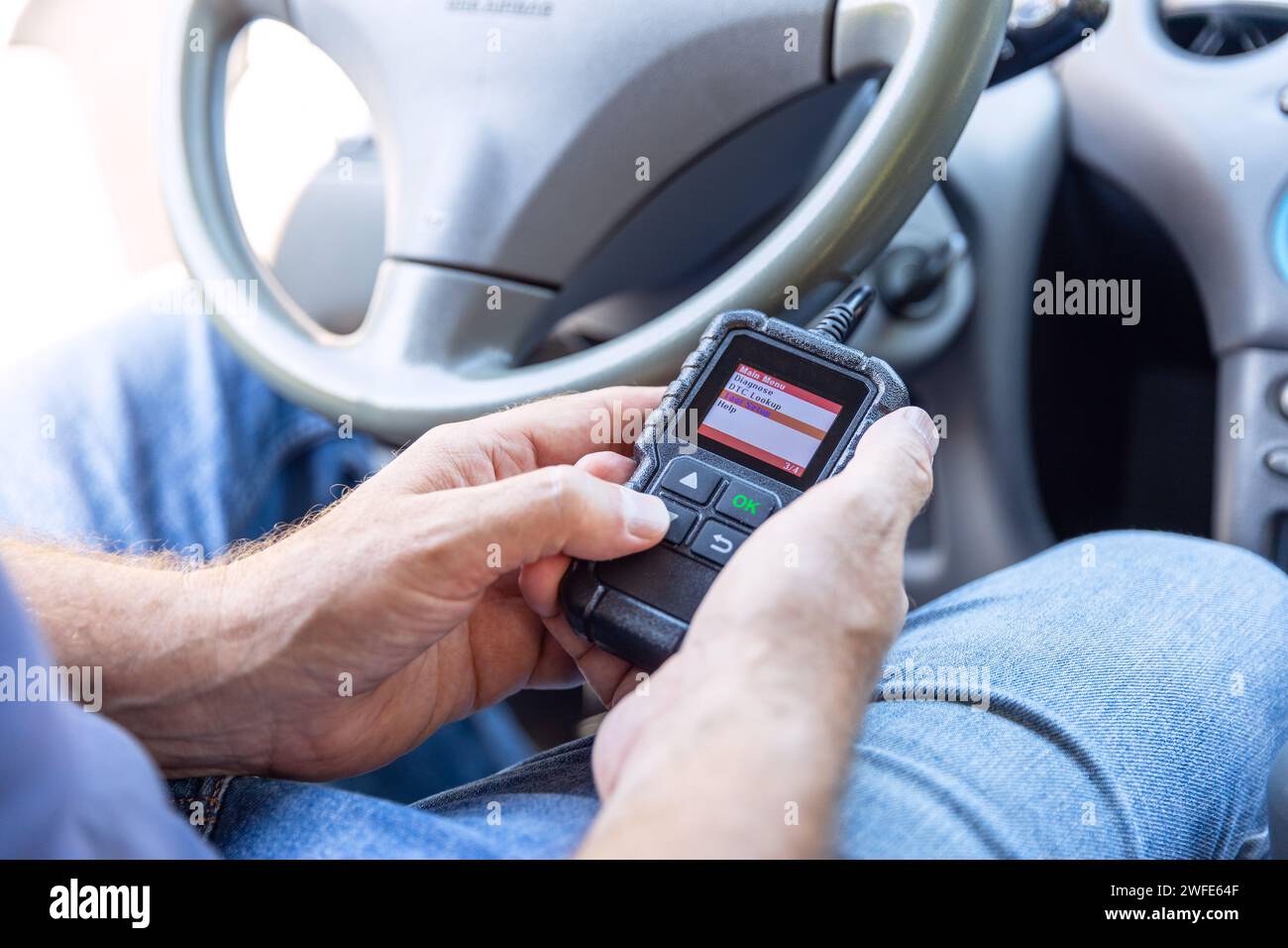 Mechanic using computer diagnostics hi-res stock photography and images ...