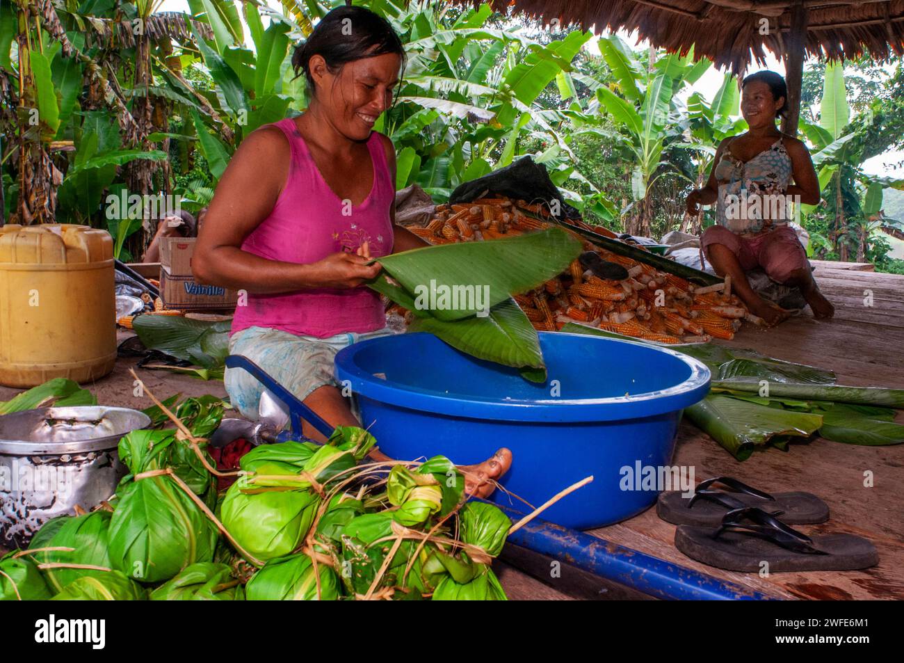 Leaves cooking jungle tribe hi-res stock photography and images - Alamy