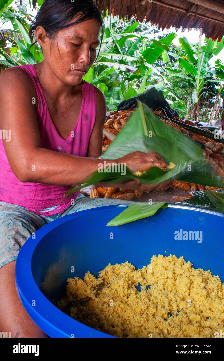 Leaves cooking jungle tribe hi-res stock photography and images - Alamy