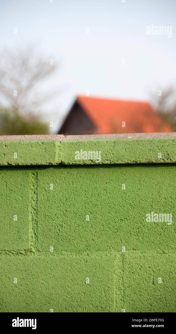 House wall behind hi-res stock photography and images - Alamy