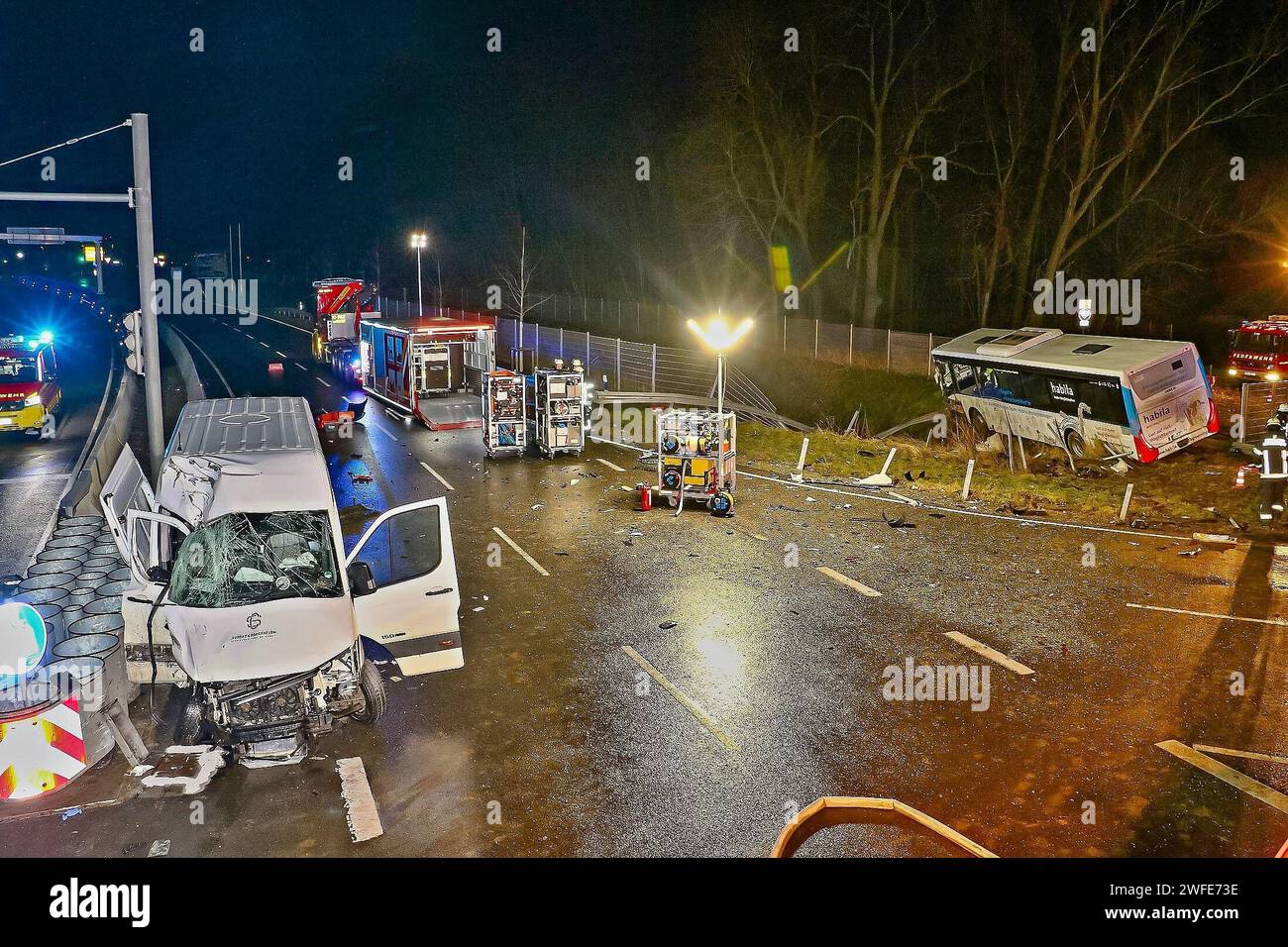 Schwerer Verkehrsunfall Mit Linienbus 1 Toter 2 Schwerverletzte 24