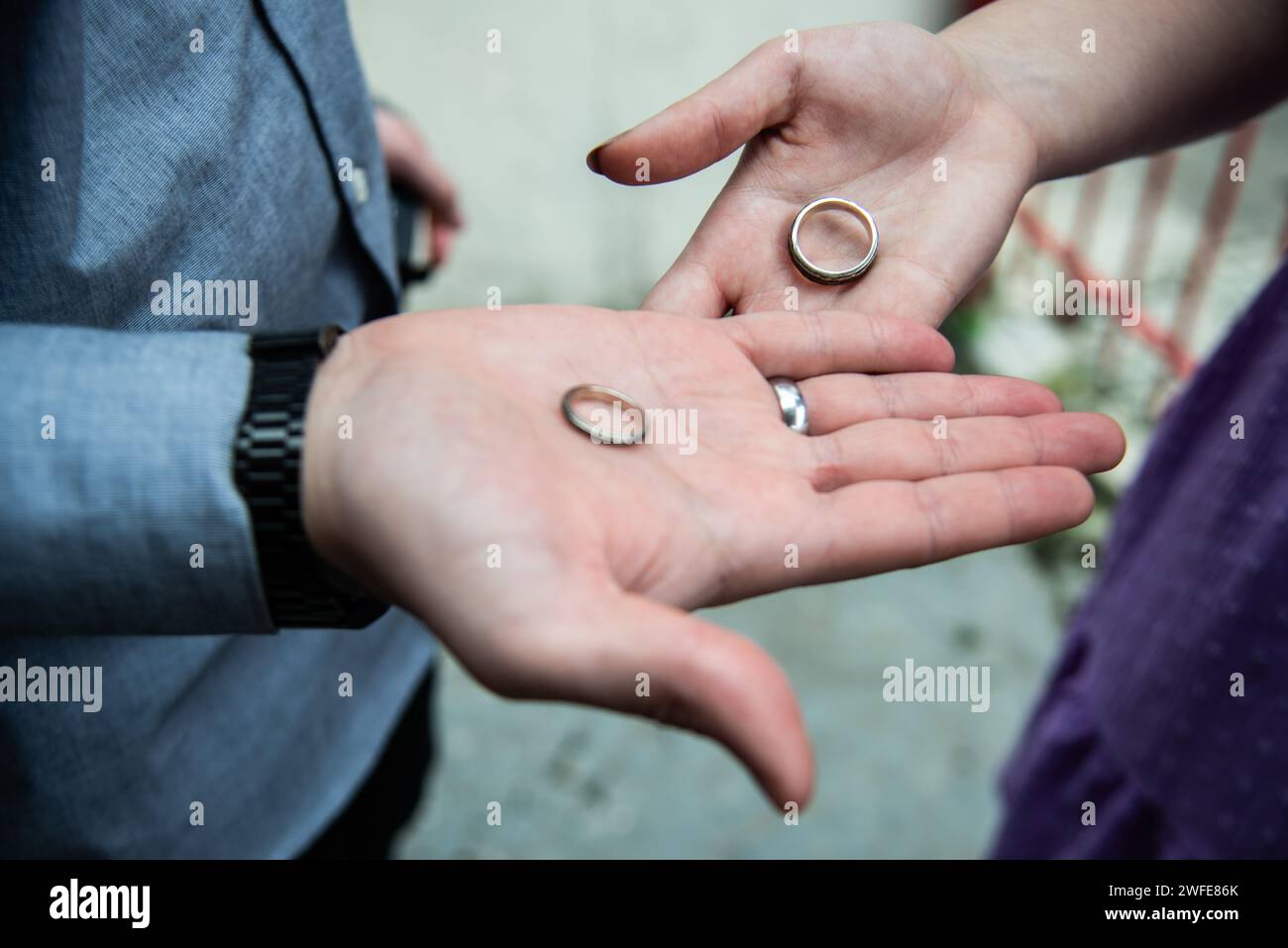 Two hands presenting wedding rings Stock Photo - Alamy