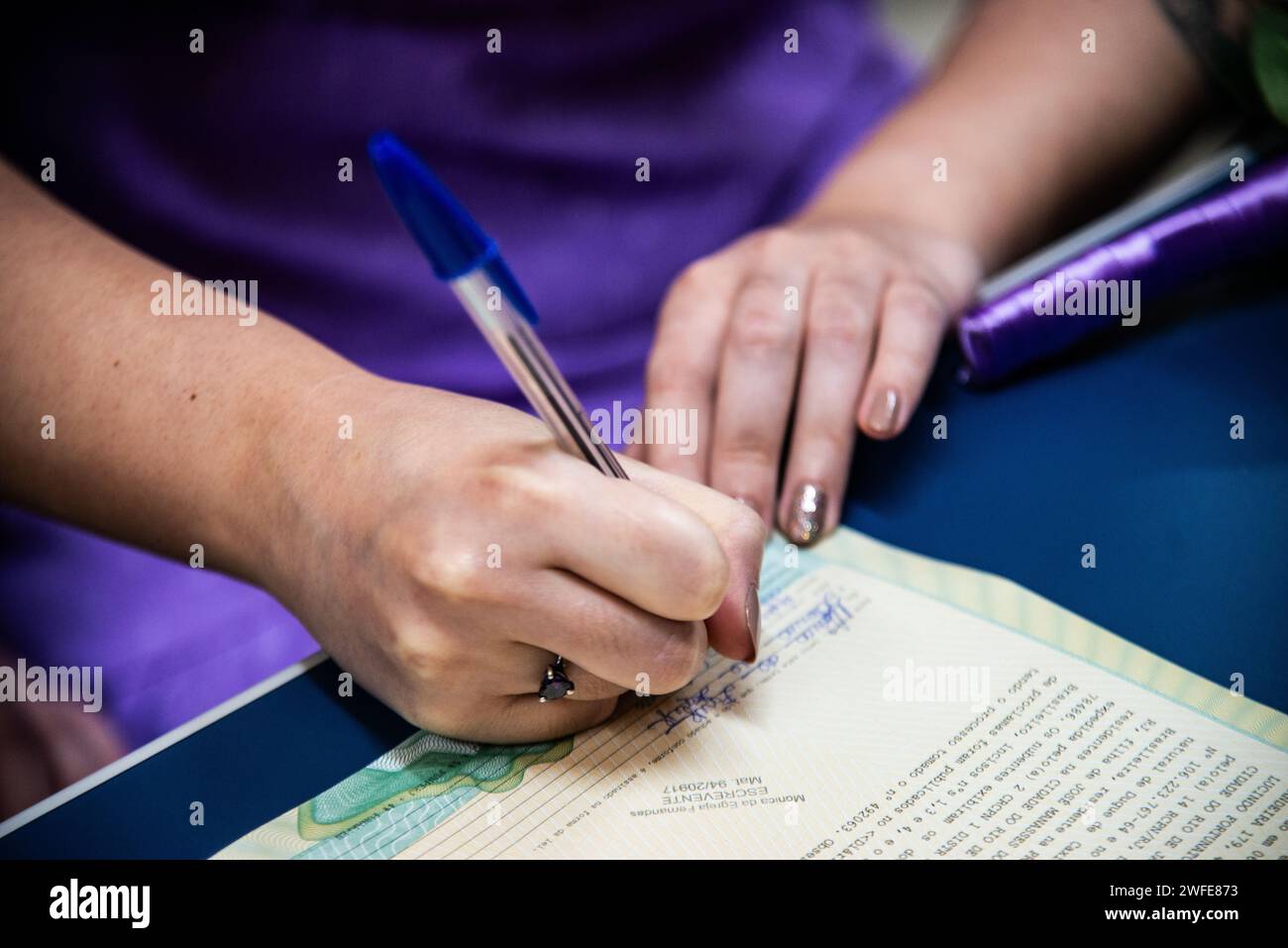 Woman signing contract pen in hi-res stock photography and images - Alamy
