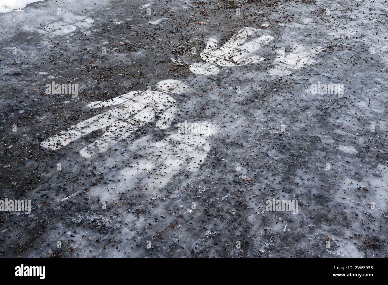 Ice covered footpath hi-res stock photography and images - Alamy