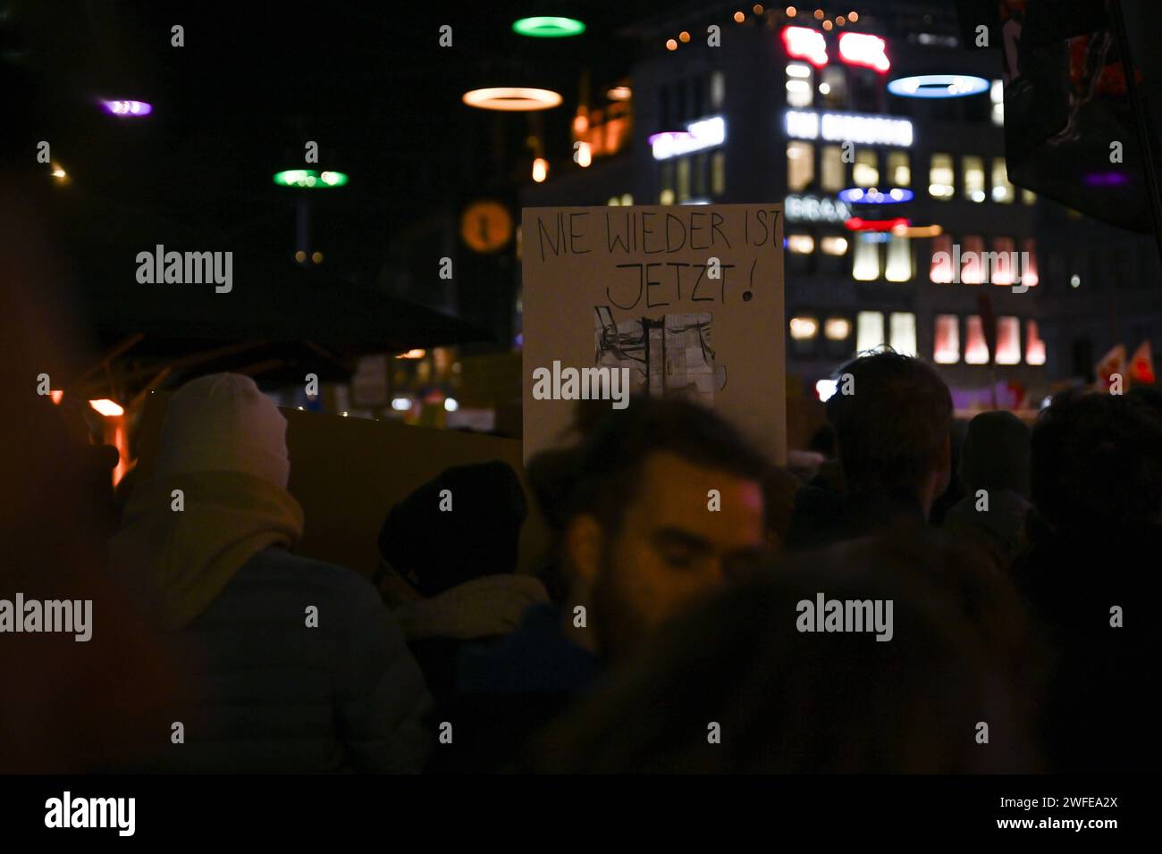 30.01.2024, Bielefeld, Demonstration gegen Rechts in Bielefeld, Schild Nie wieder ist jetzt ...