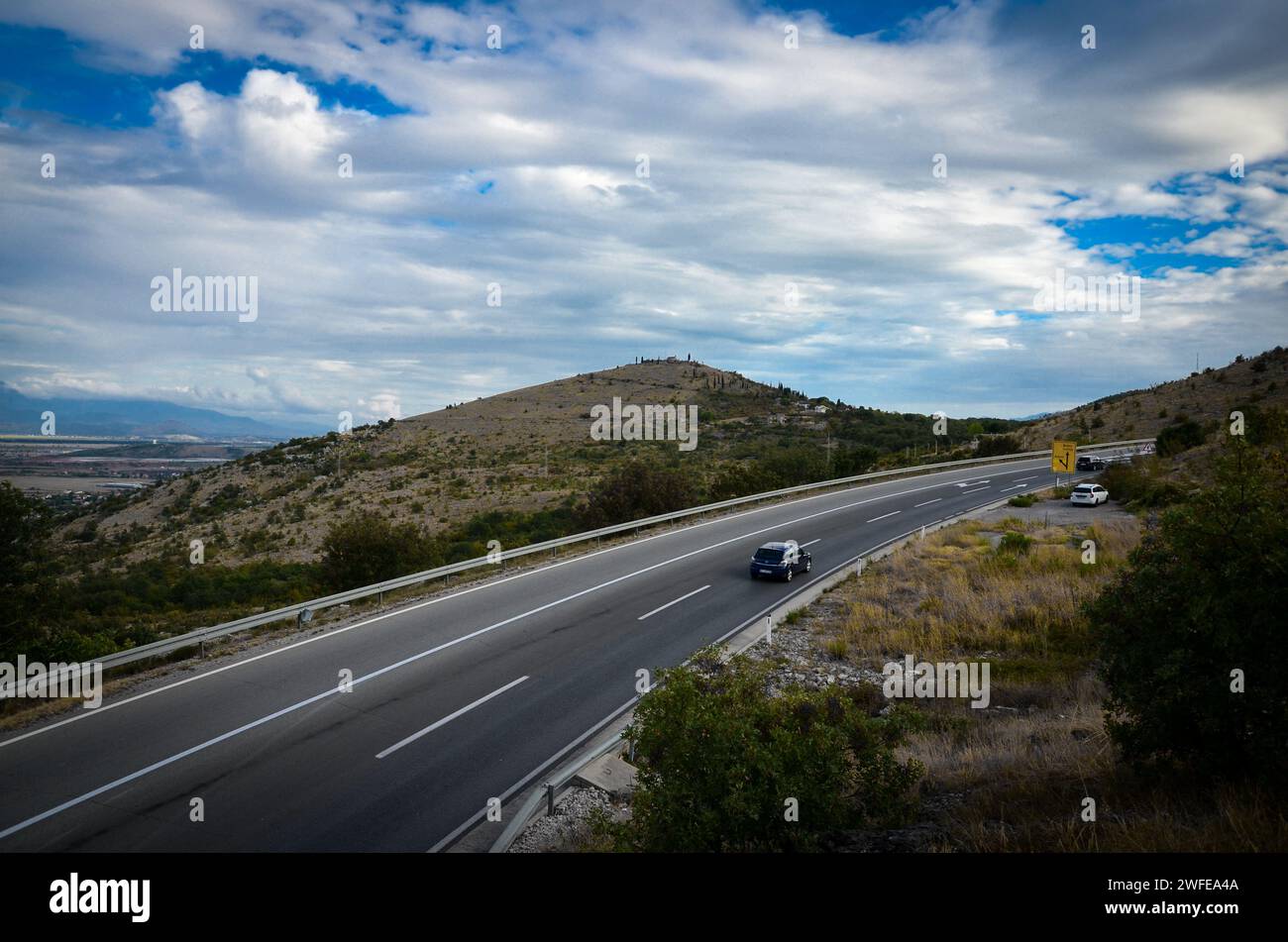 Long asphalt road hi-res stock photography and images - Alamy