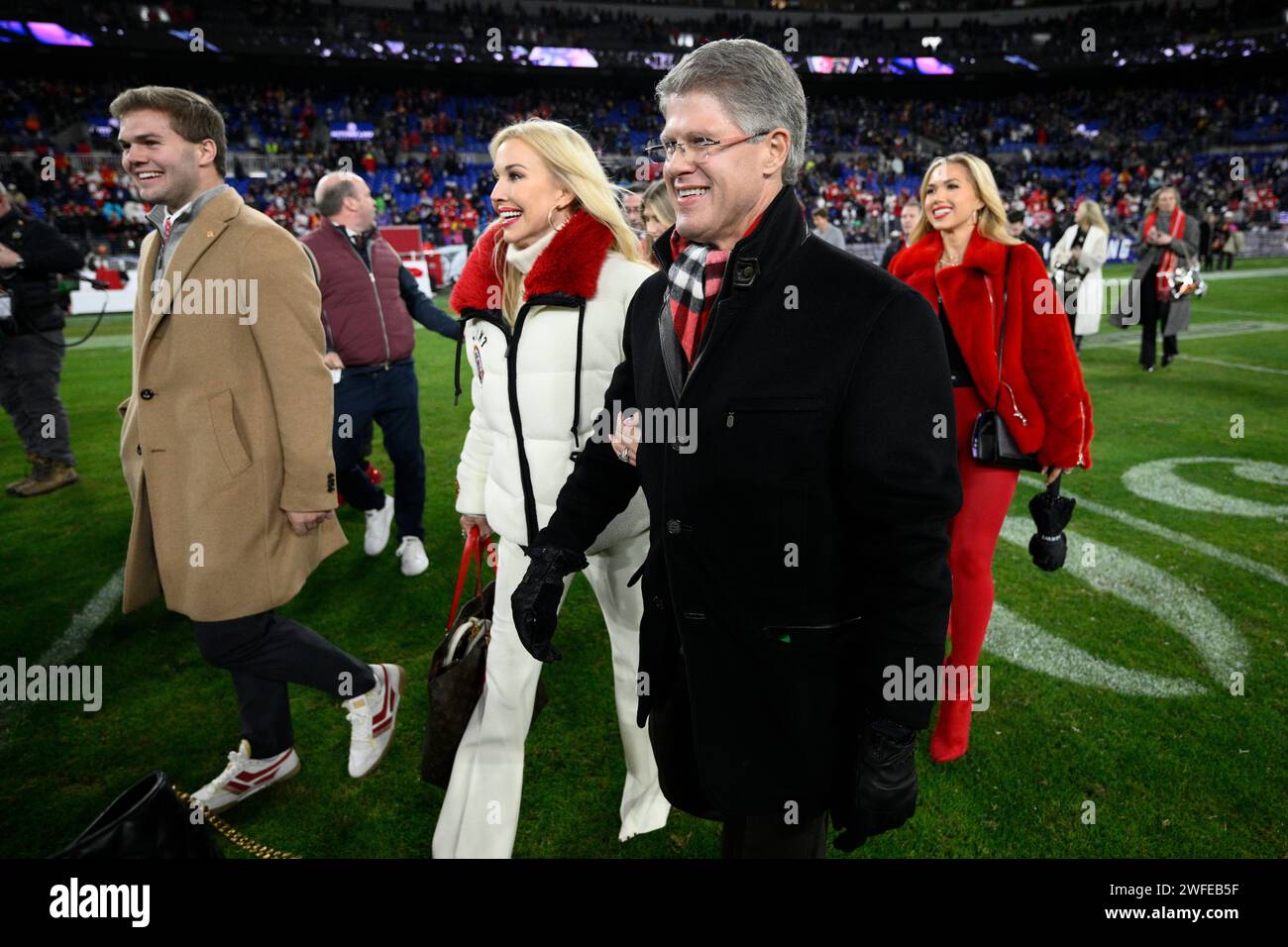 Kansas City Chiefs chairman and CEO Clark Hunt, second from right, and ...
