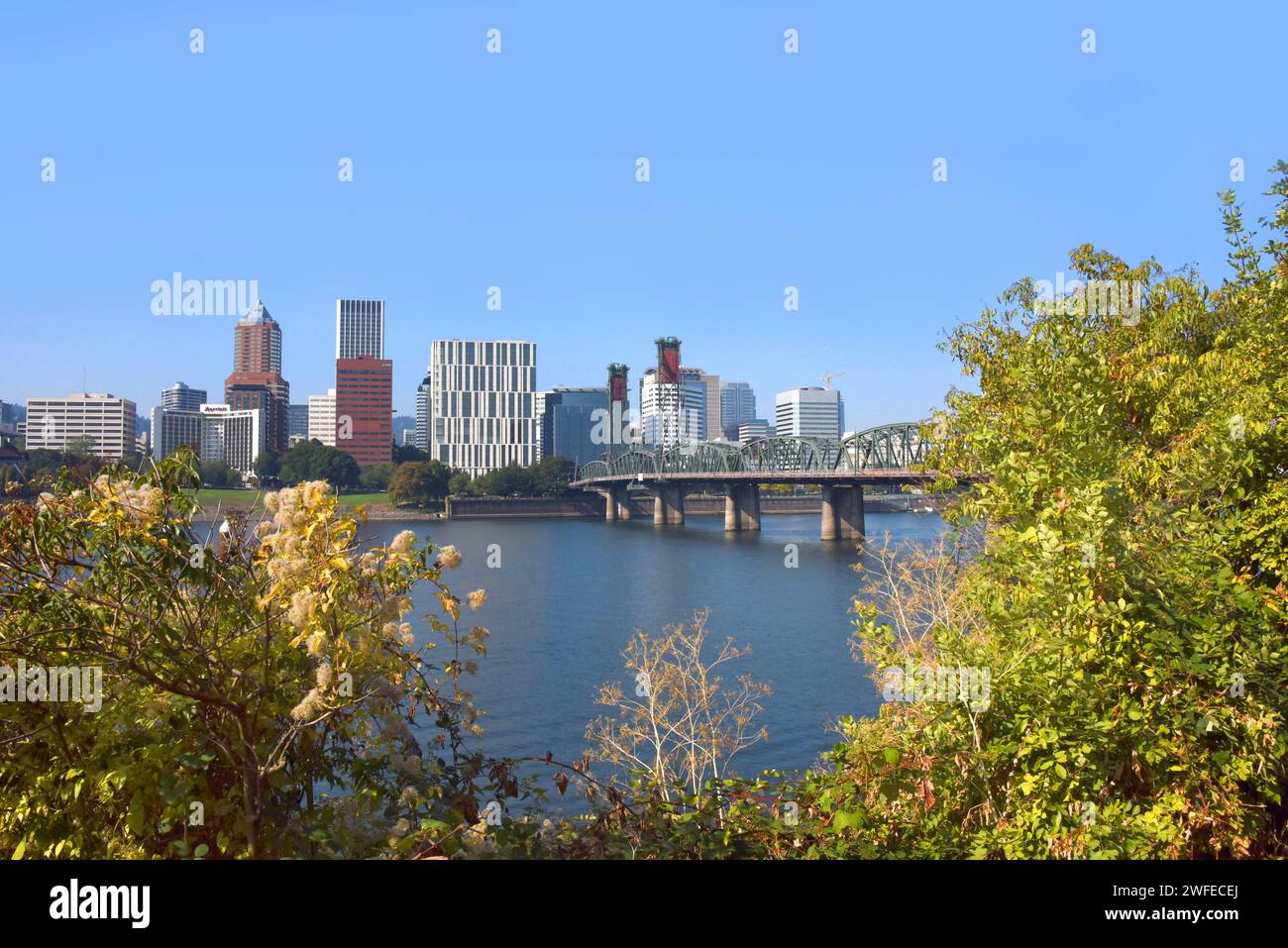 Green, steel Interstate 5 Bridge connects Portland, Oregon to Vancouver ...