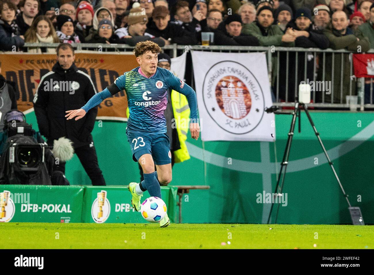 Hamburg, Deutschland. 30th Jan, 2024. Philipp Treu (FC St. Pauli, 23) DFB-Pokal 2023/24 ...