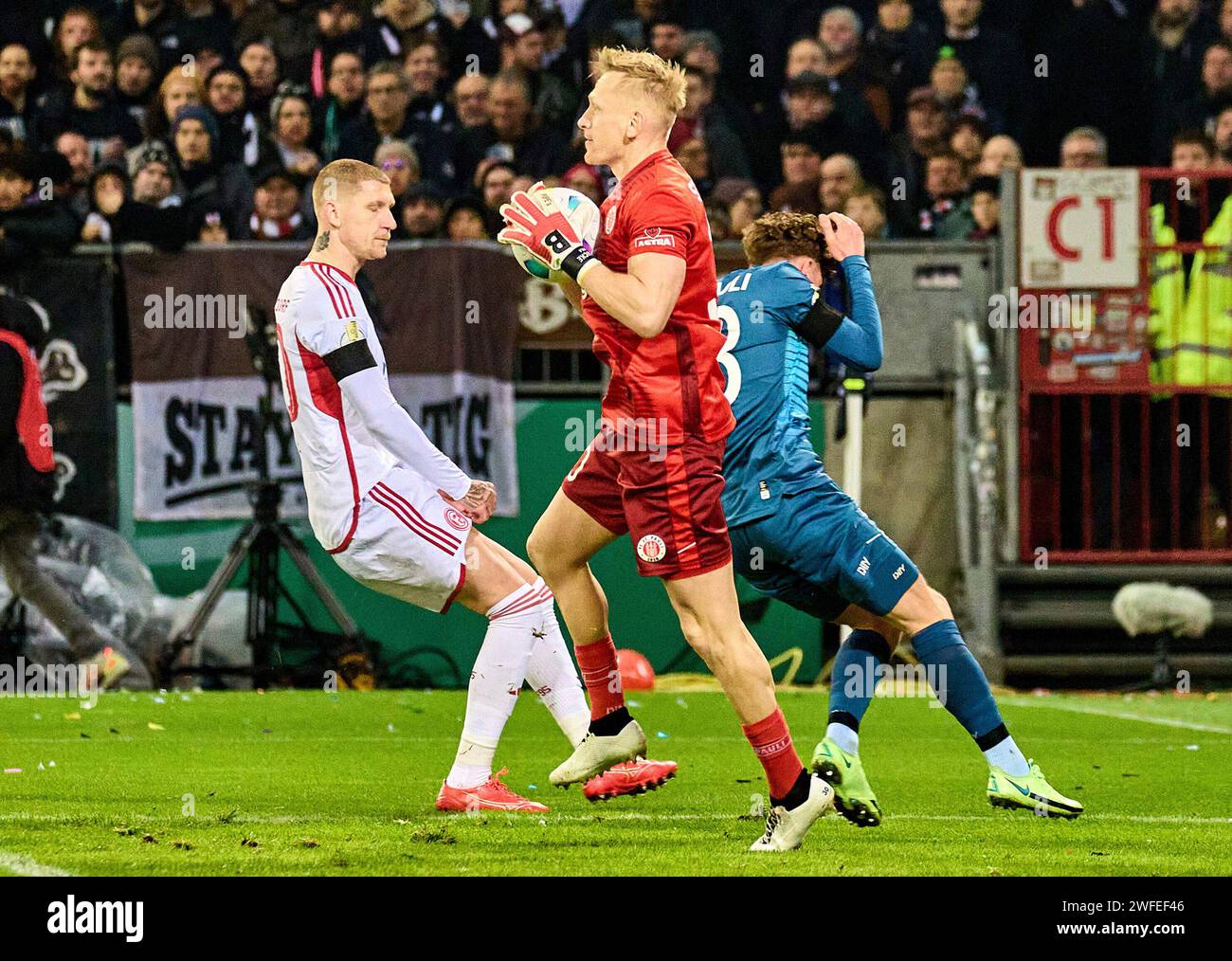 Hamburg, Deutschland. 30th Jan, 2024. Freistoss erfolgreich gehalten ...