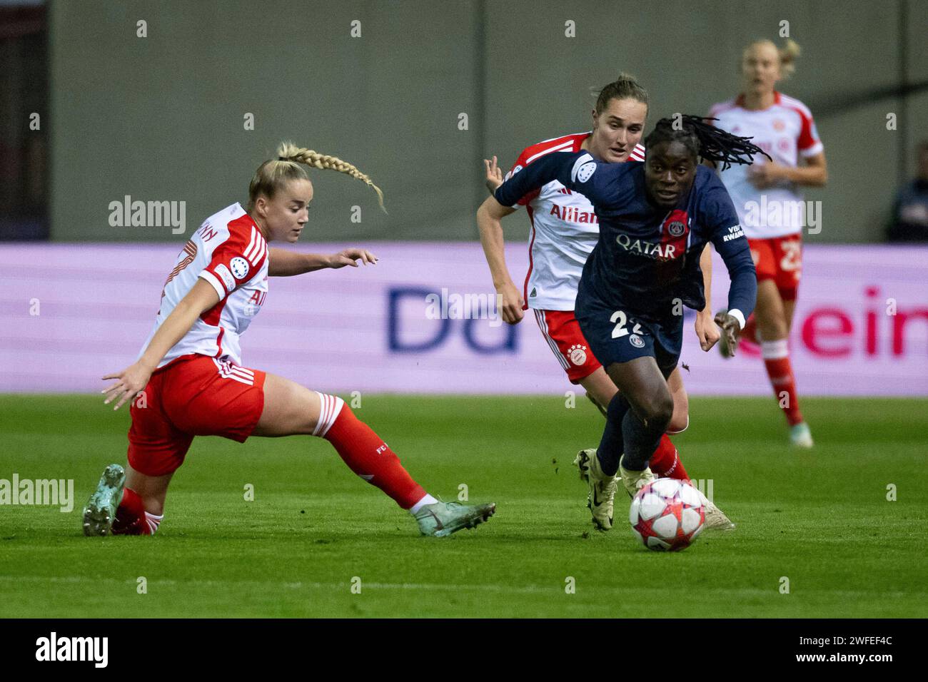 Muenchen, Deutschland. 30th Jan, 2024. Kampf um den Ball/Zweikampf zwischen Giulia Gwinn (FC ...