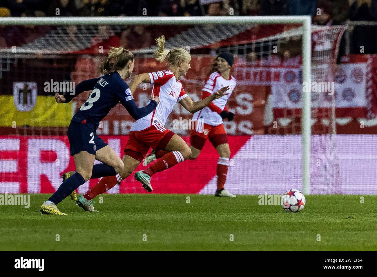 Zweikampf Jade Le Guilly (Paris Saint-Germain, #28), Pernille Harder (FC Bayern M?nchen, #21 ...