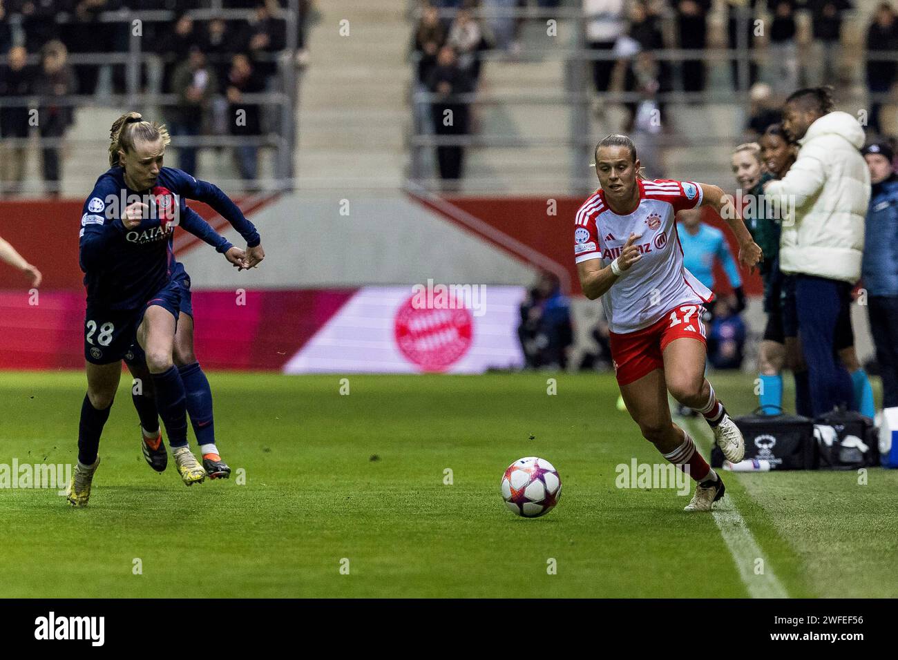 Zweikampf Jade Le Guilly (Paris Saint-Germain, #28), Klara B?hl (FC ...