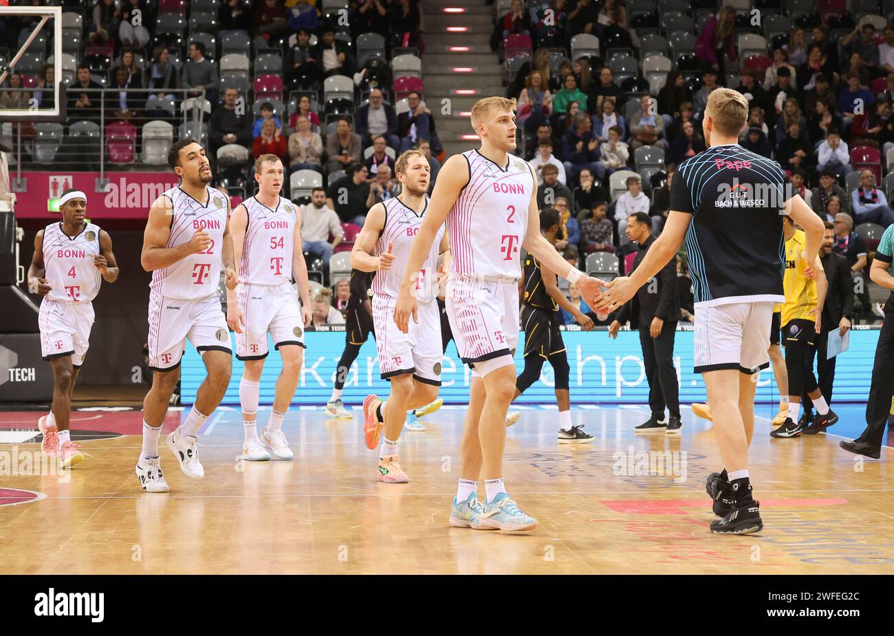 Bonn, Deutschland. 30th Jan, 2024. Bonner Spieler auf dem Weg zur ...