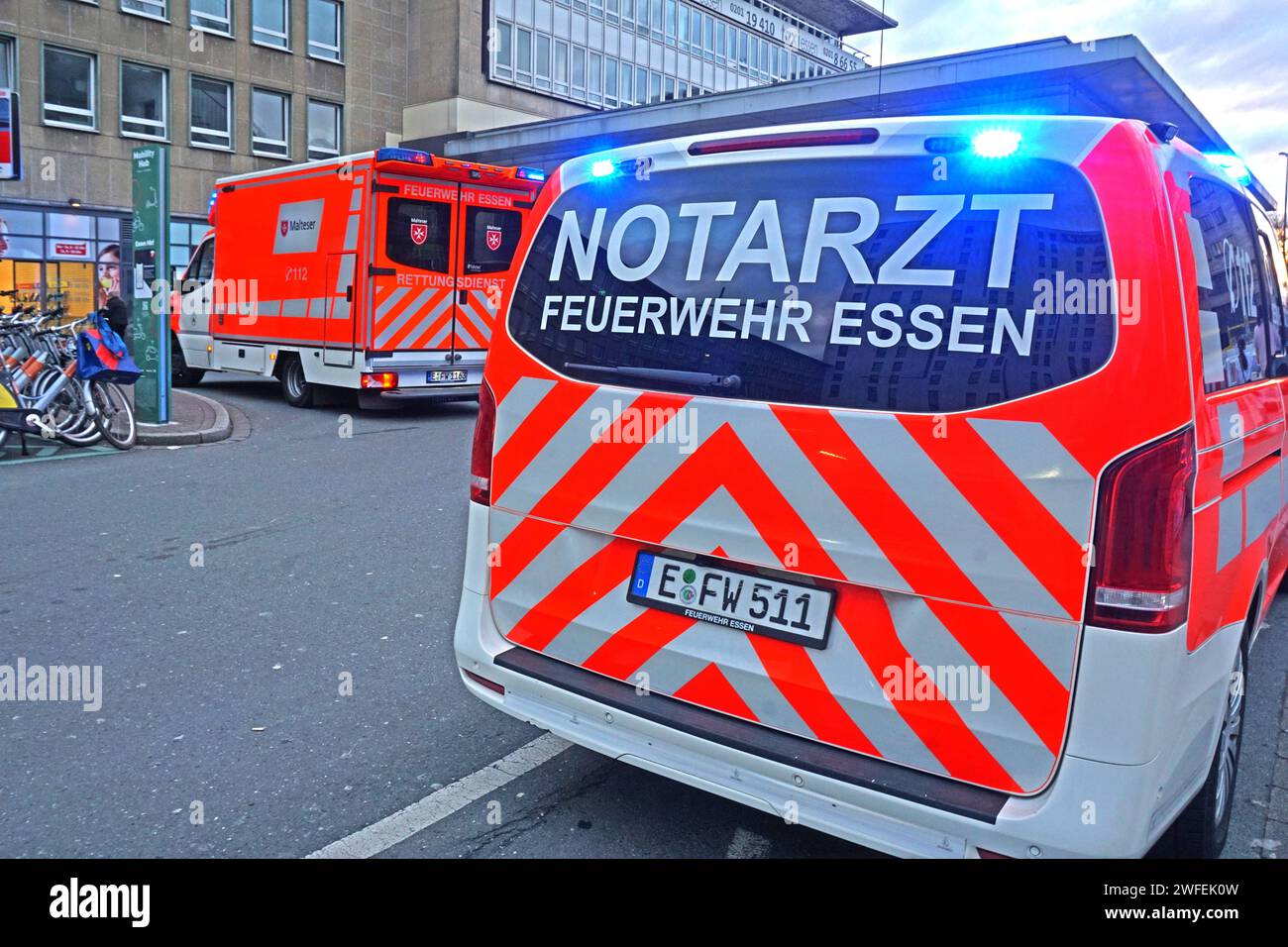 Rettungsdienst in der Stadt. Der Rettungsdienst der Malteser befindet ...