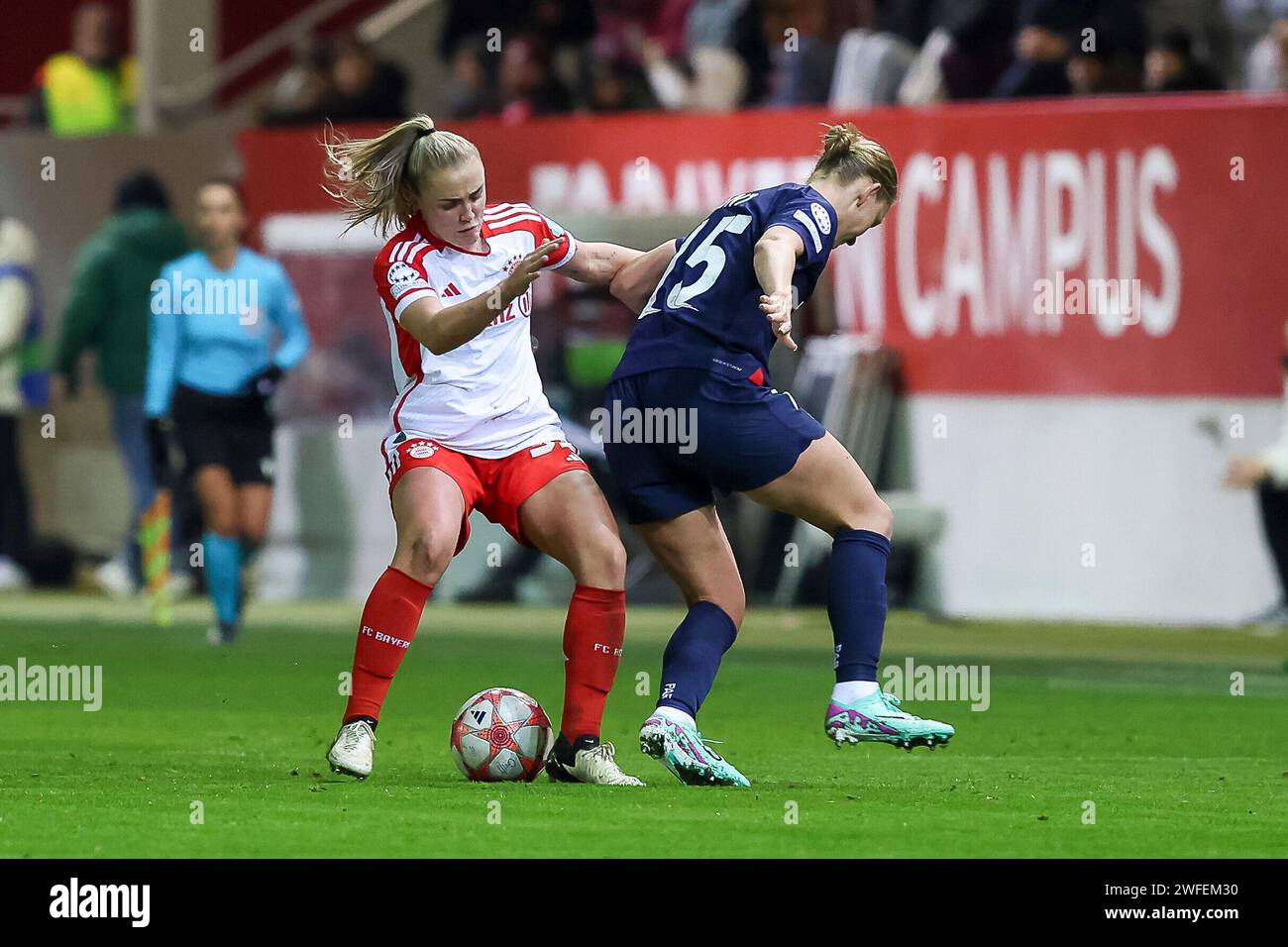 Muenchen, Deutschland. 30th Jan, 2024. Georgia Standway (FC Bayern Muenchen, 31) mit Clare Hunt ...