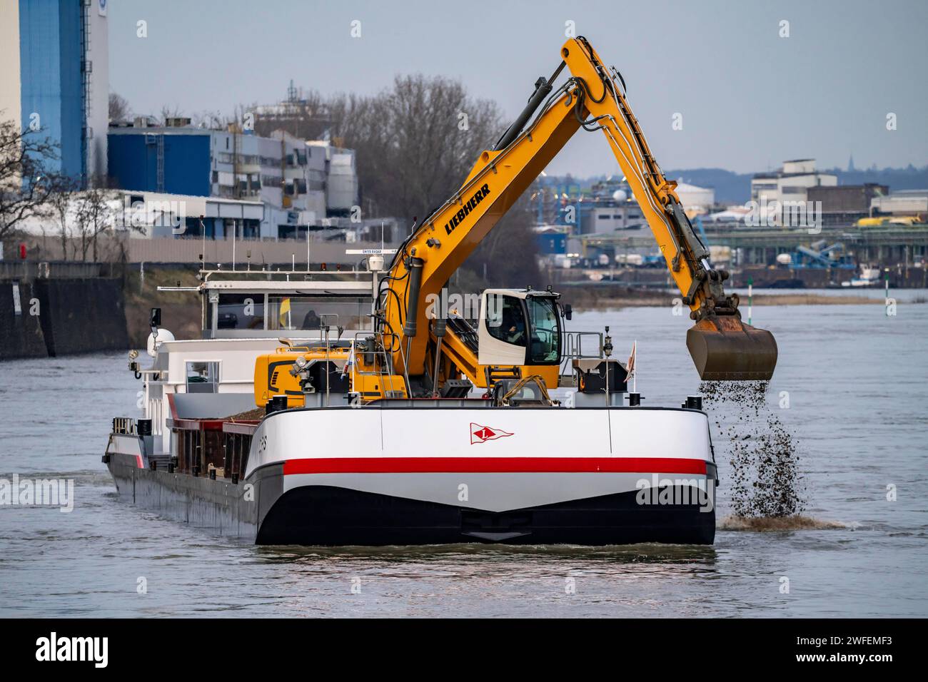 Baggerschiff auf dem Rhein, baggert Kies in den Rhein, bei Leverkusen ...