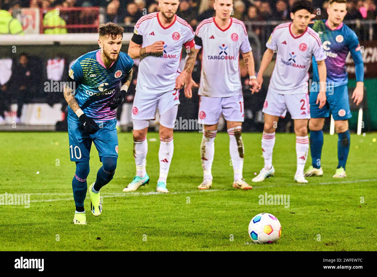 Marcel Hartel (FC St. Pauli #10) schiesst in der 60 Spielminute den ...