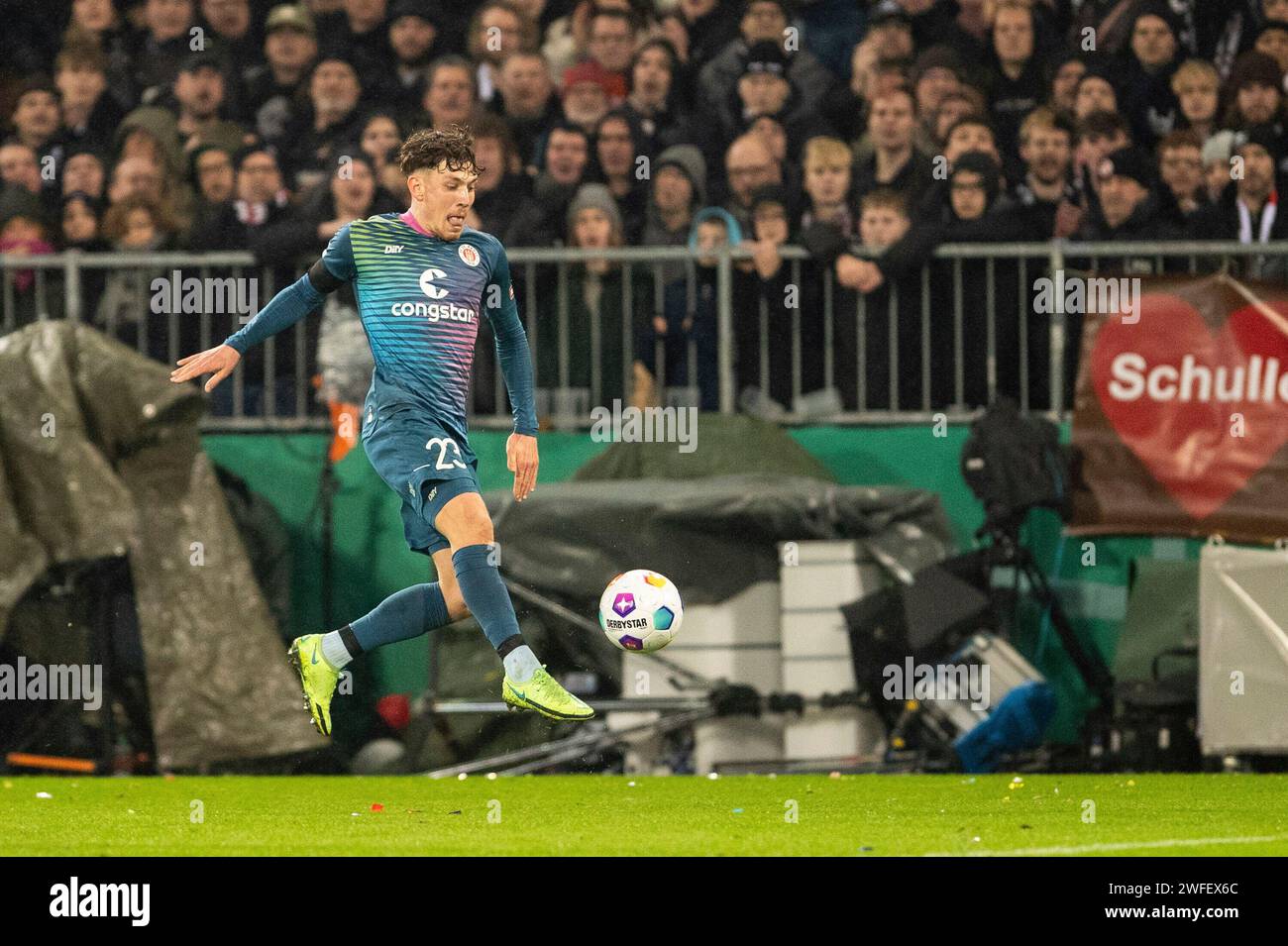 Hamburg, Deutschland. 30th Jan, 2024. Philipp Treu (FC St. Pauli, 23) DFB-Pokal 2023/24 ...