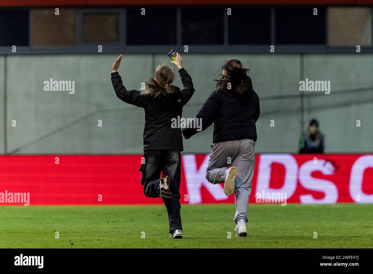 Zwei Flitzerinnen st?rmen in quer ?ber den Platz in den Torjubel von ...