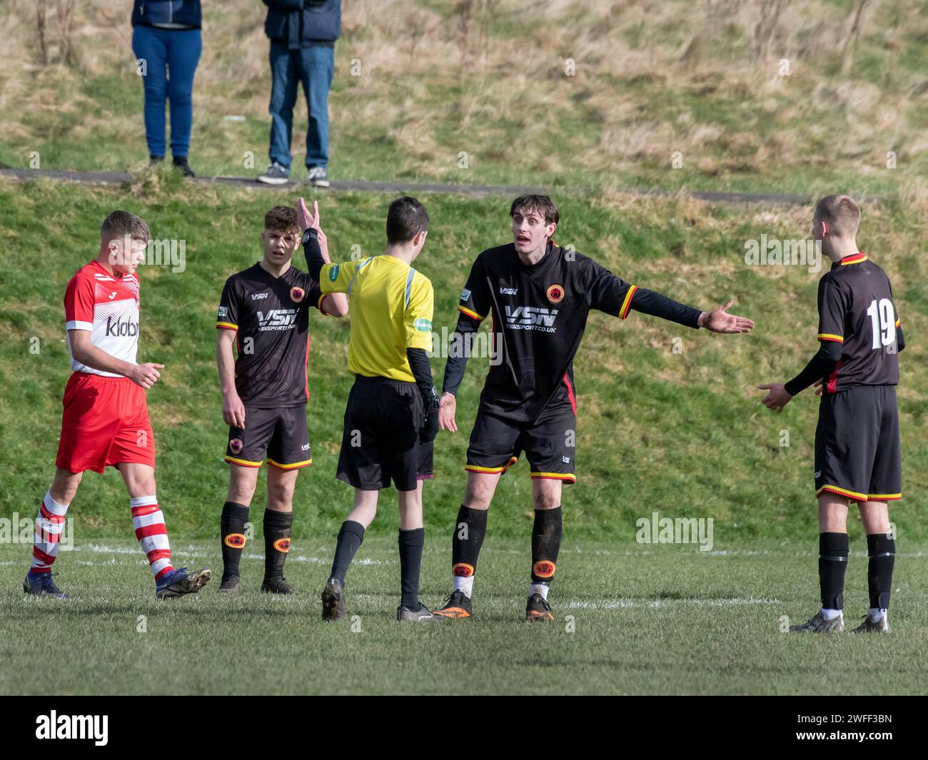 Grassroots football young referee hi-res stock photography and images ...