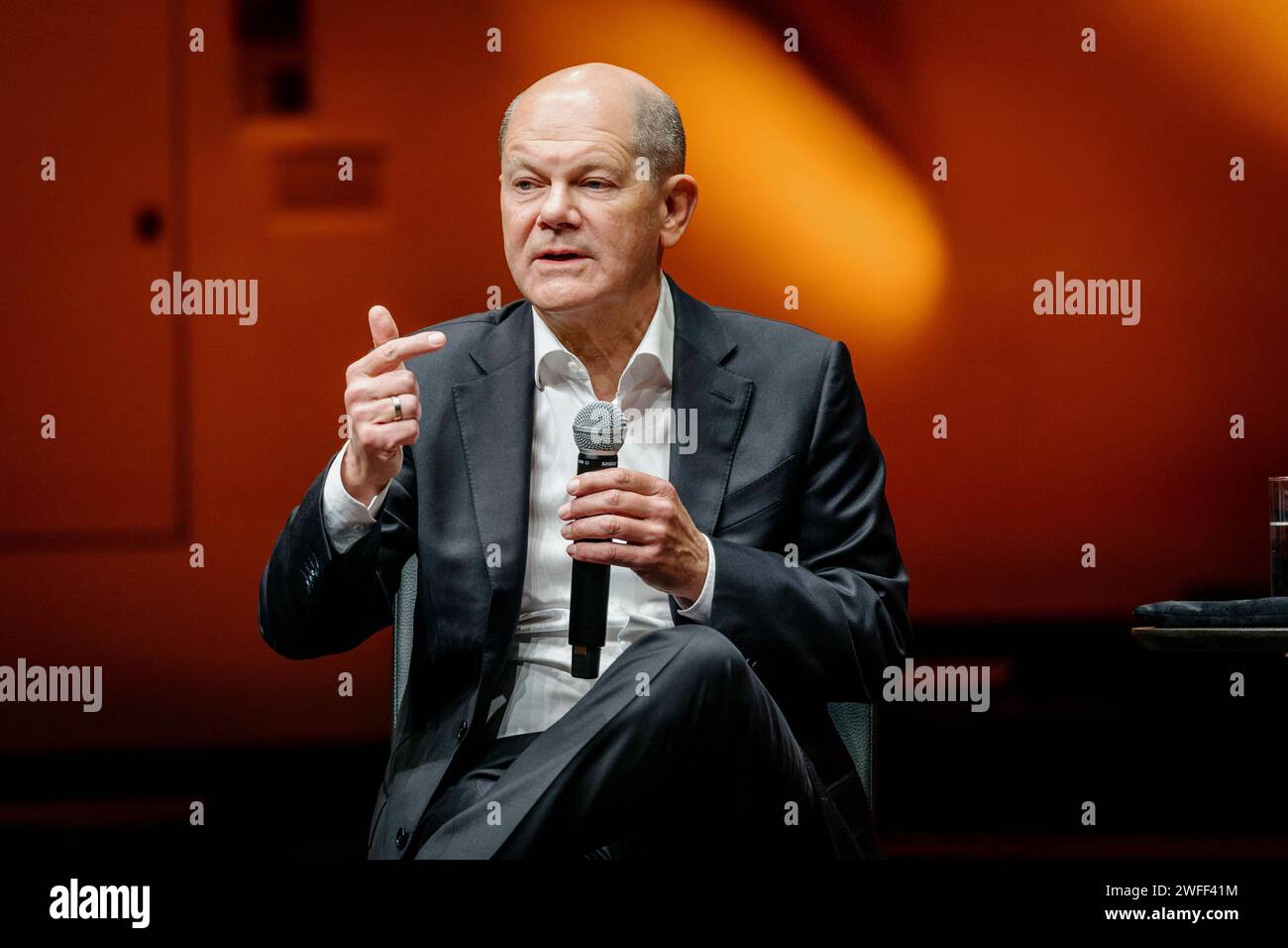 Discussion round Olaf Scholz (SPD), Federal Chancellor, with author ...