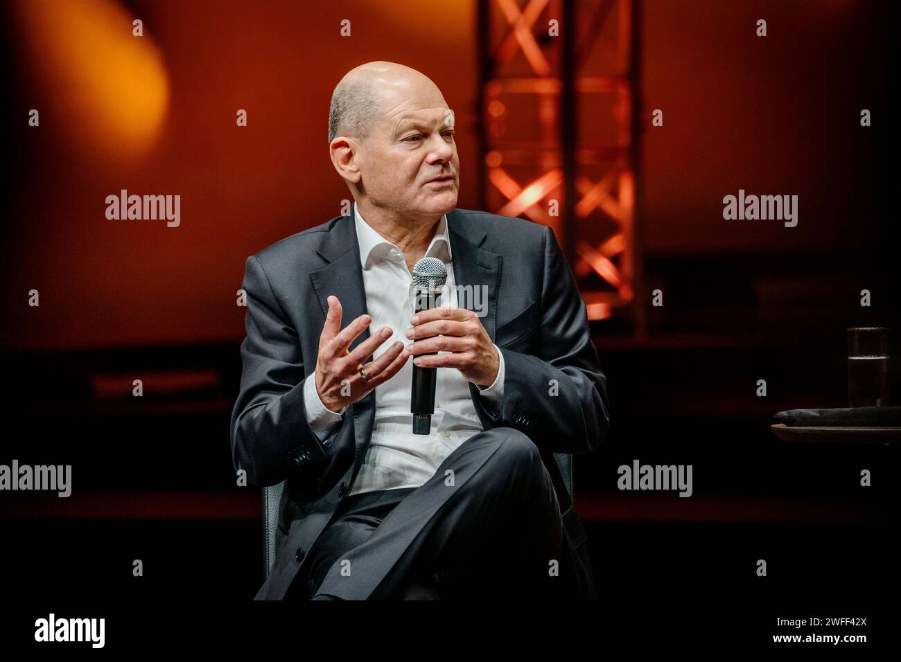 Discussion round Olaf Scholz (SPD), Federal Chancellor, with author ...