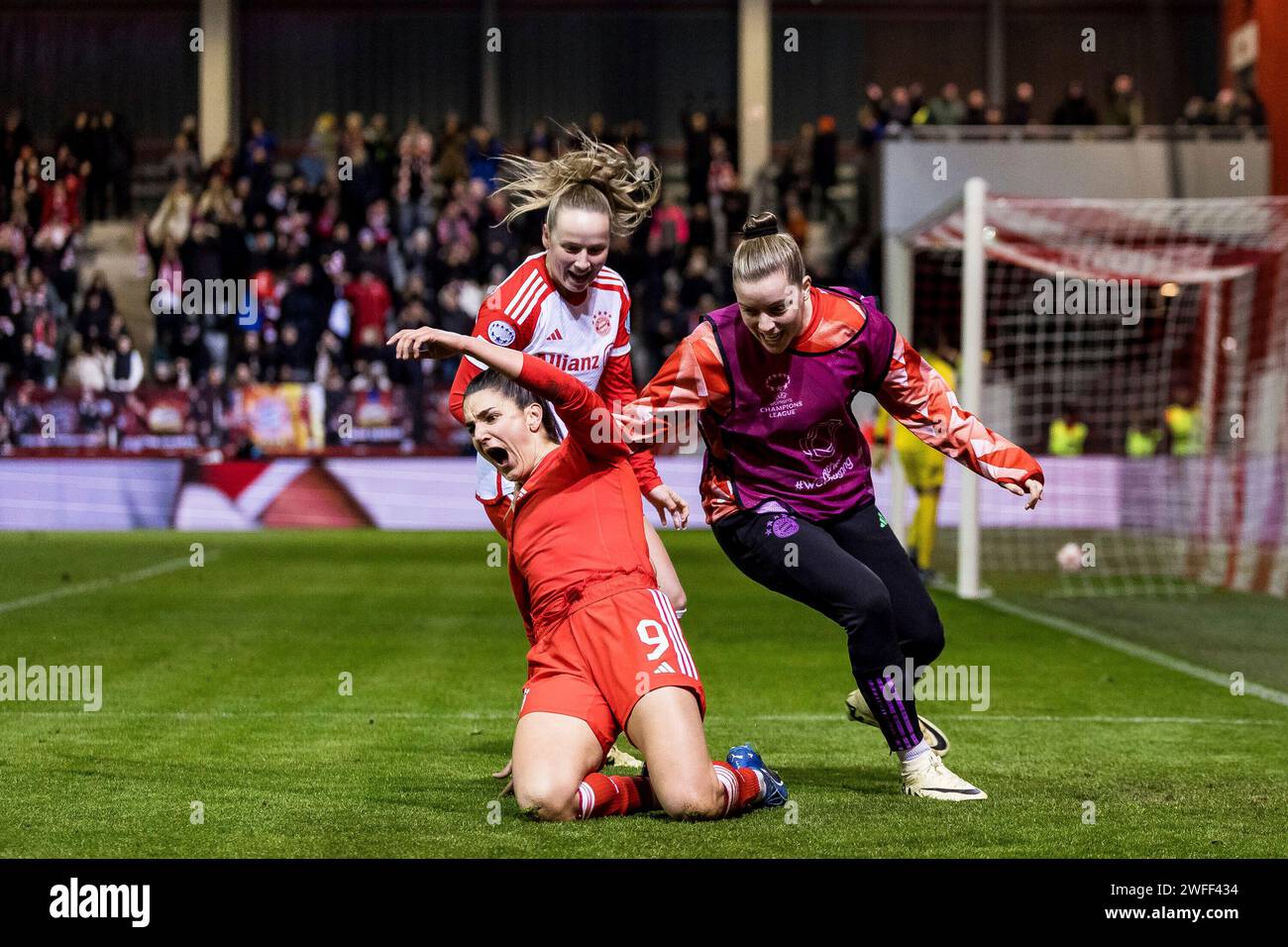 Jovana Damnjanovic (FC Bayern M?nchen, #09) bejubelt das vermeintliche ...