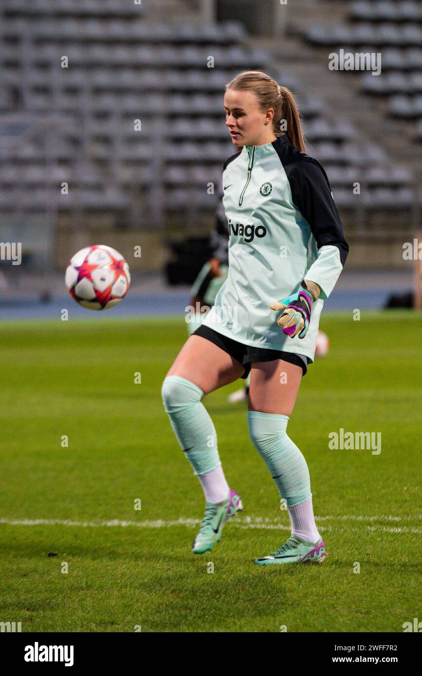Hannah Hampton of Chelsea warms up ahead of the UEFA Women's Champions ...