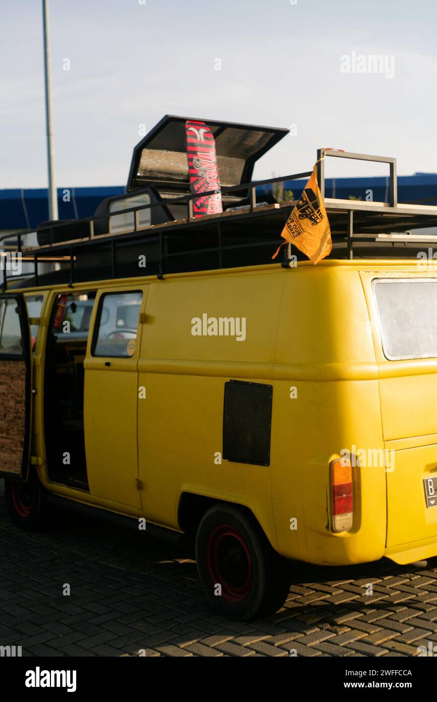 Yellow vw camper van hi-res stock photography and images - Alamy