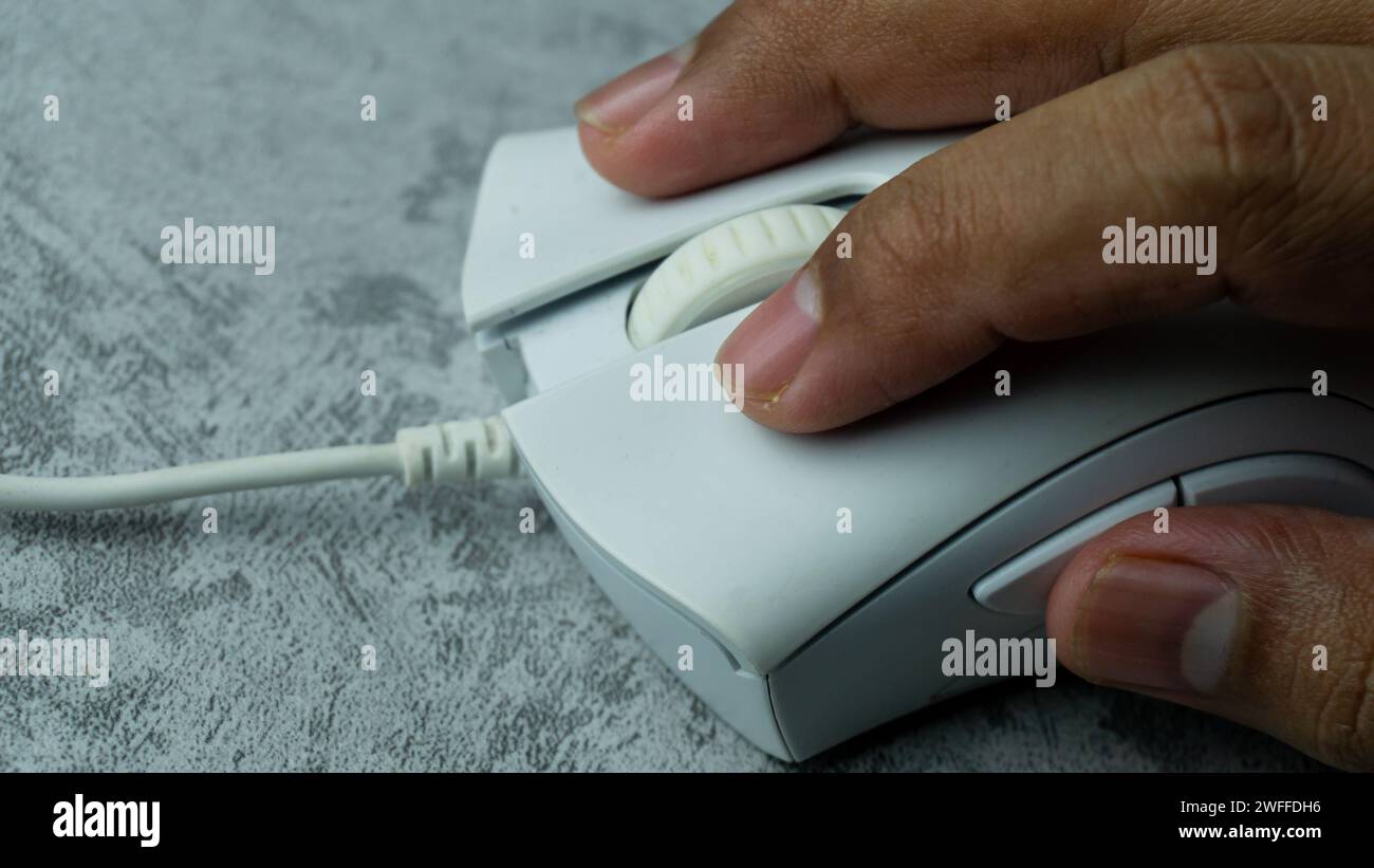 Person hand on mouse black hi-res stock photography and images - Alamy