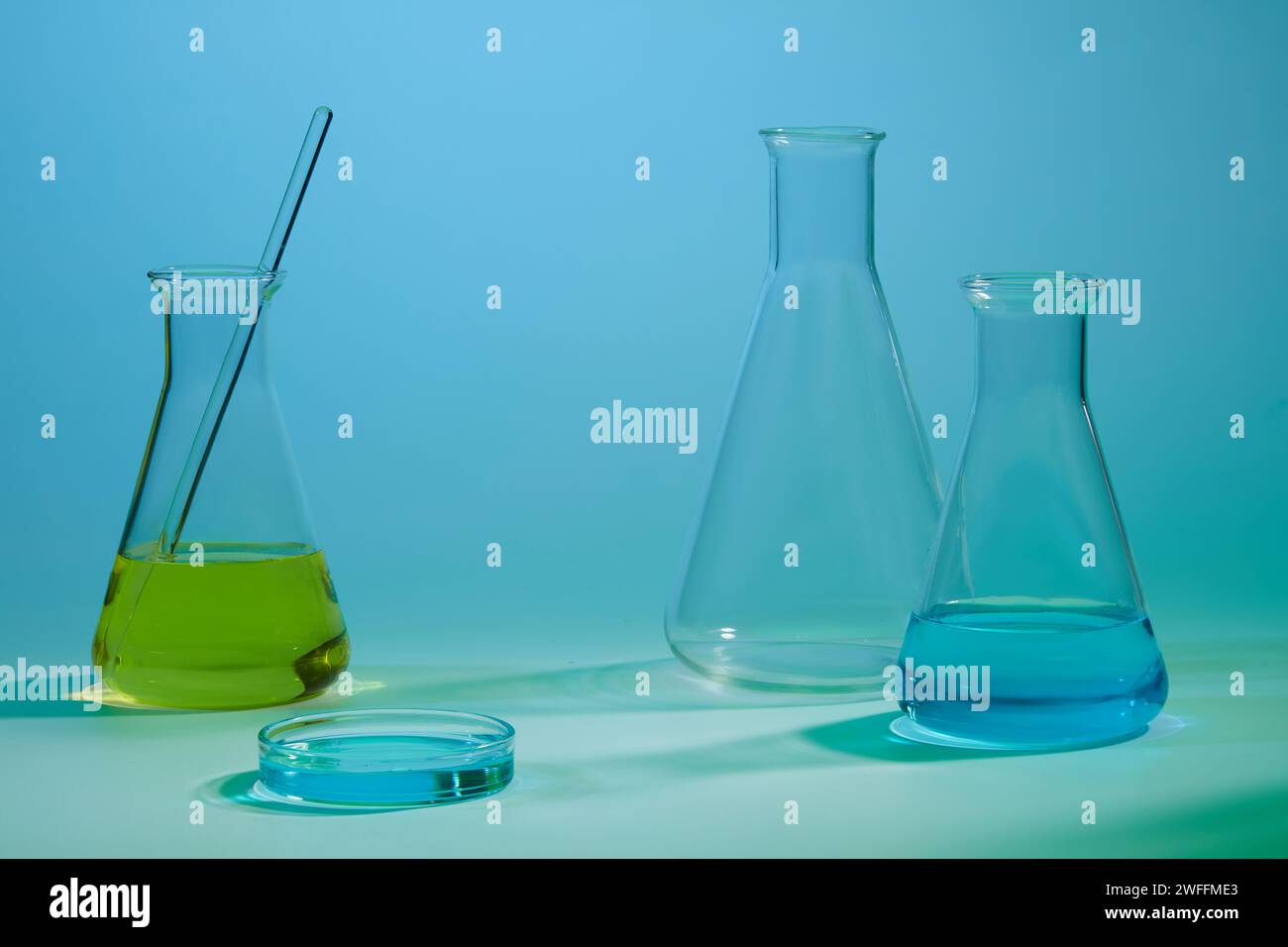 Empty erlenmeyer flask hi-res stock photography and images - Alamy