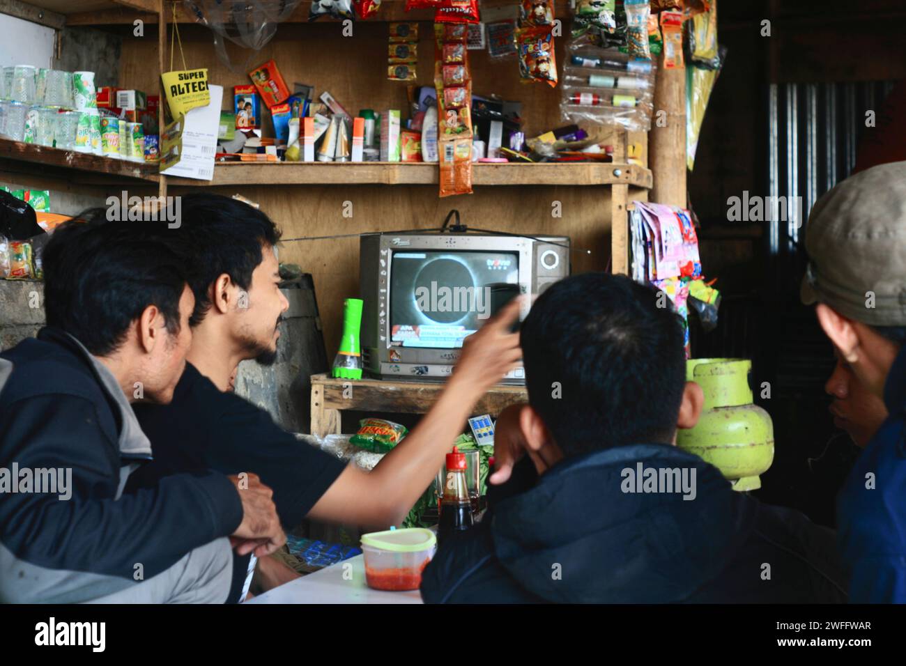 Live broadcast screen hi-res stock photography and images - Alamy