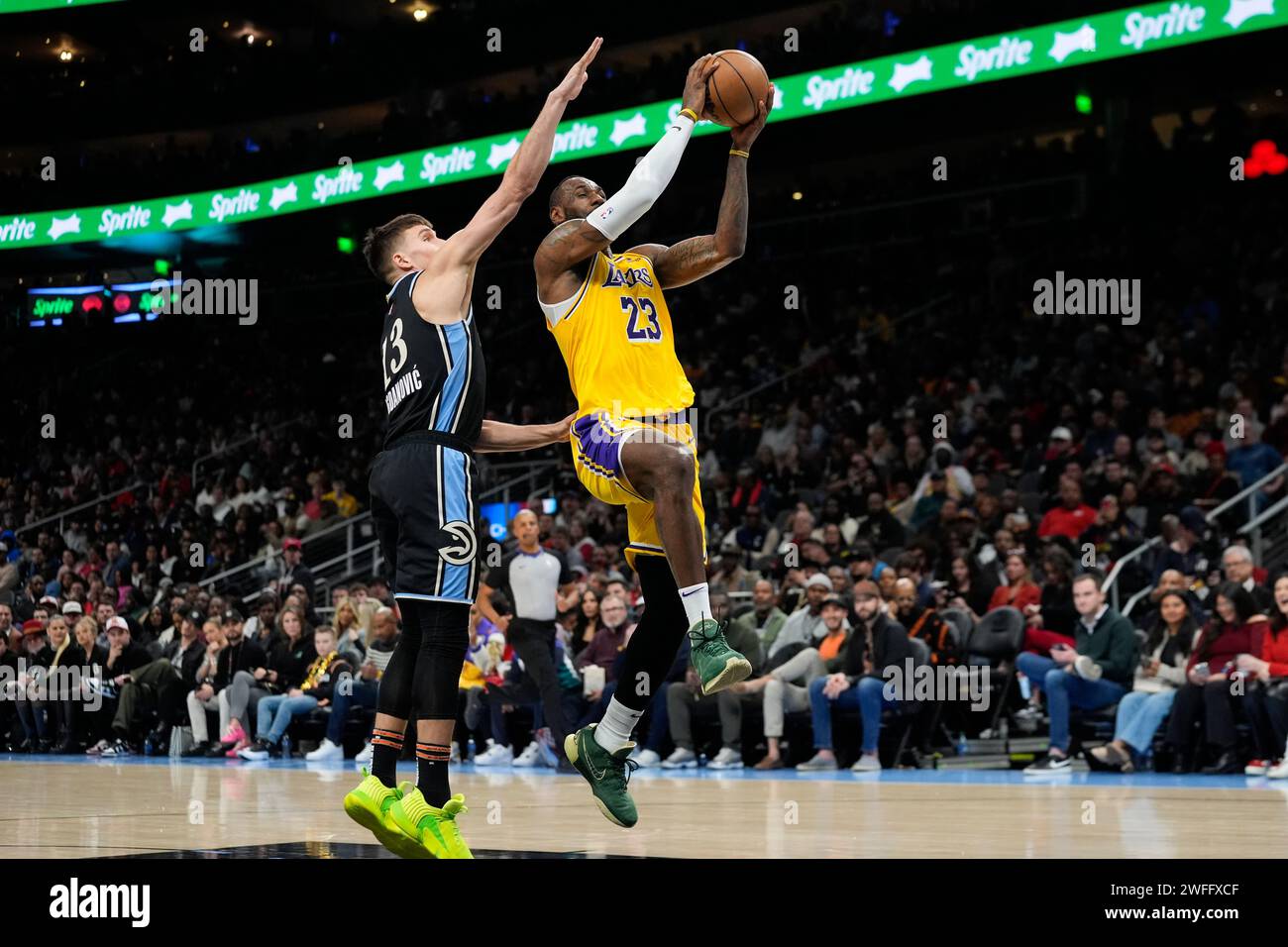 Los Angeles Lakers forward LeBron James (23) goes to the basket as ...