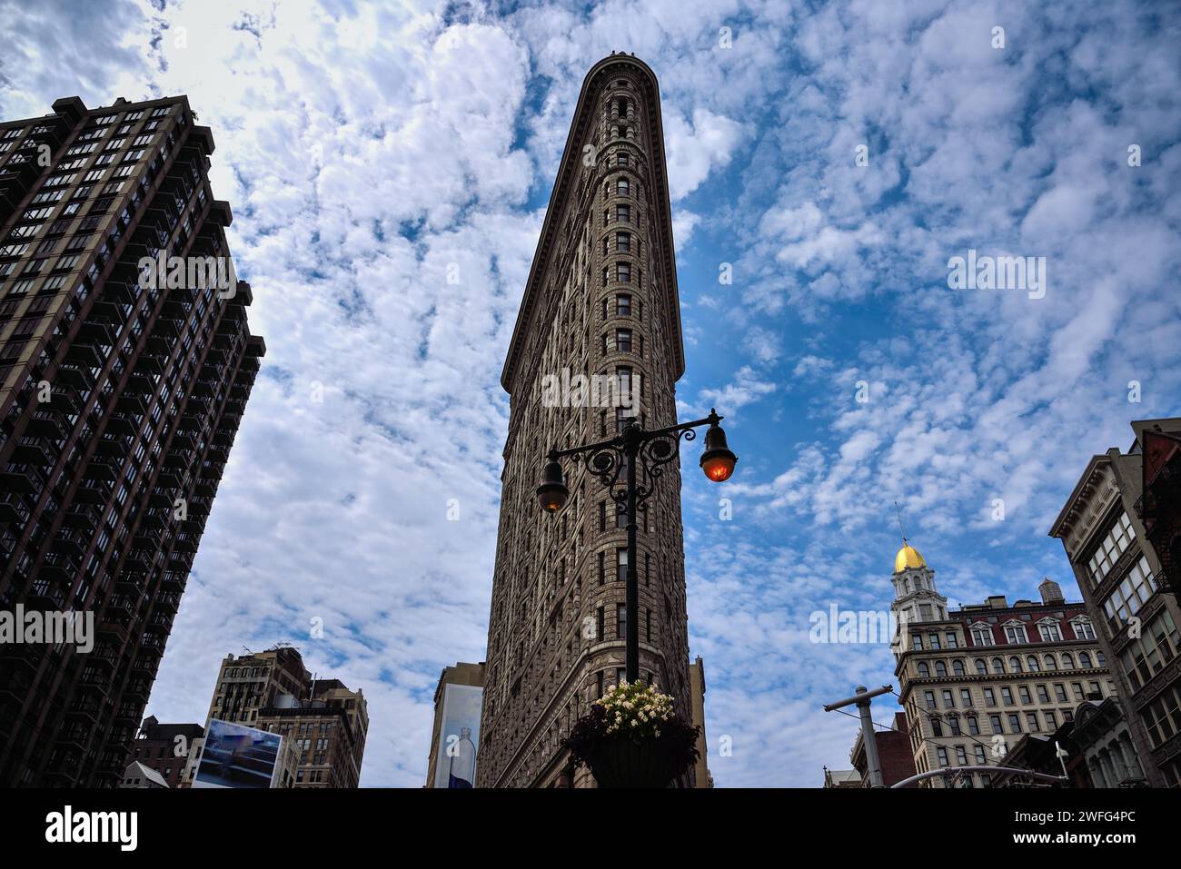 Intersection flatiron building triangle hi-res stock photography and ...
