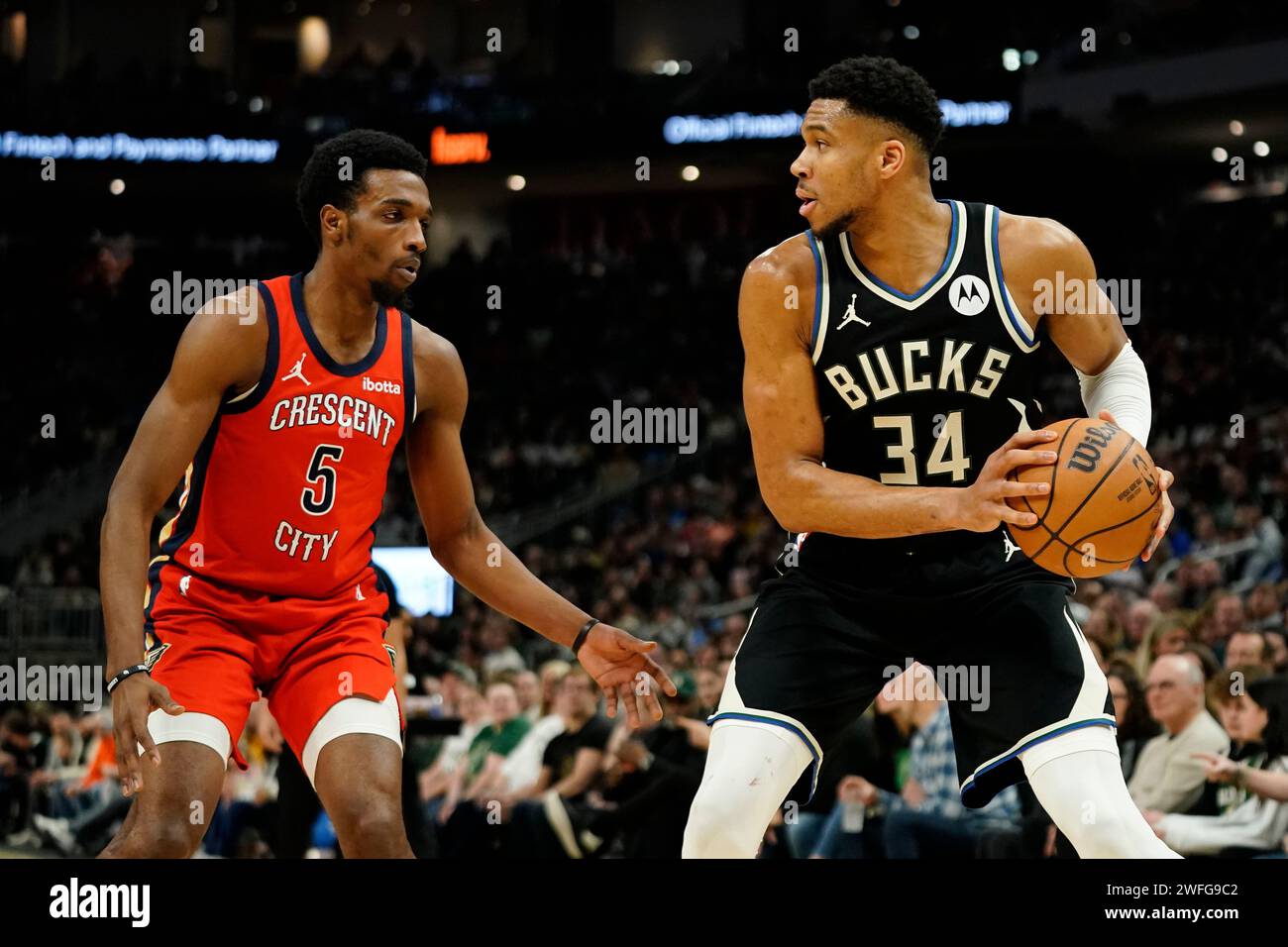 Milwaukee Bucks' Giannis Antetokounmpo (34) controls the ball against ...