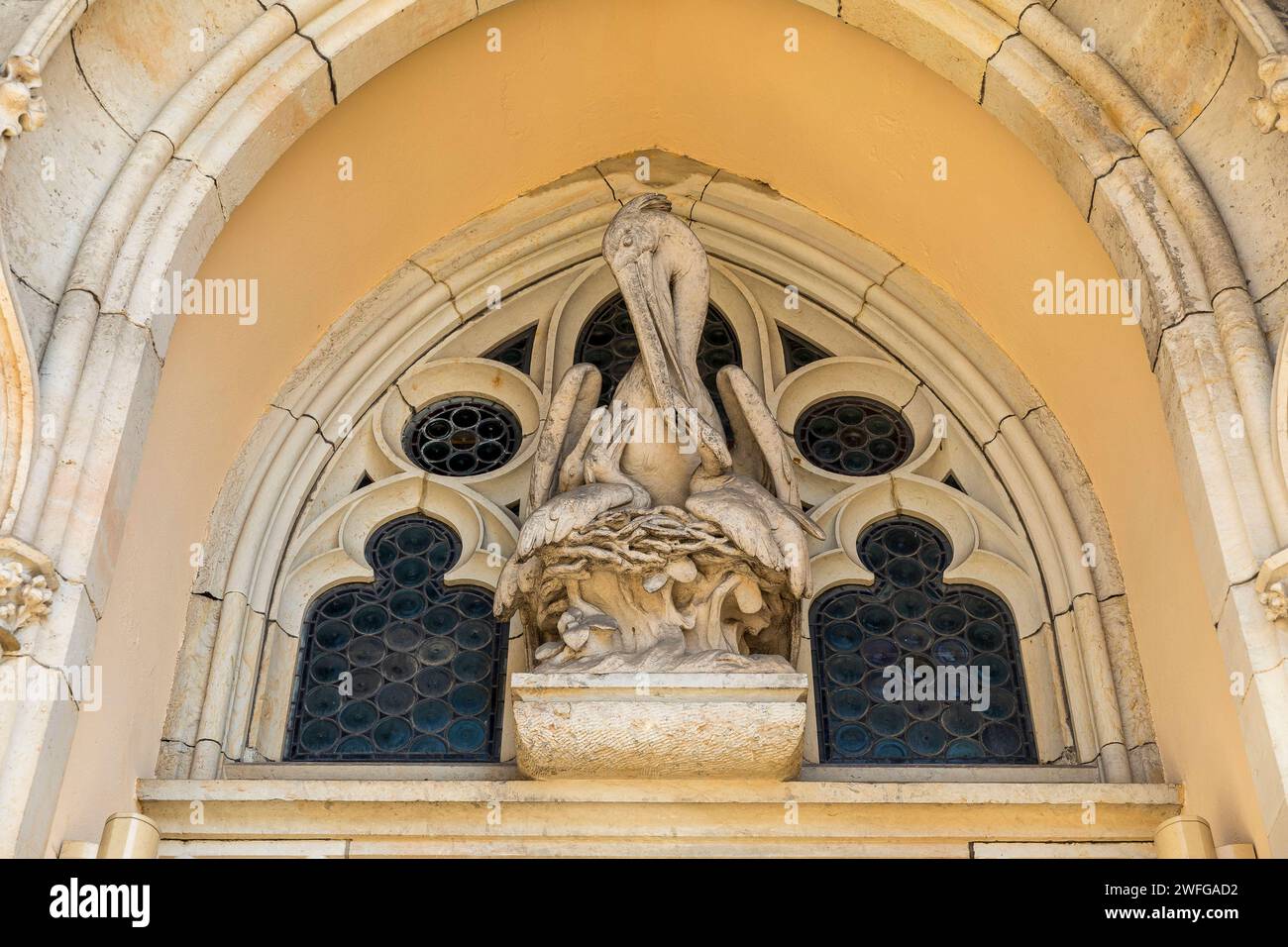 Pelikan als christliches Symbol über der Eingangspforte zur ...