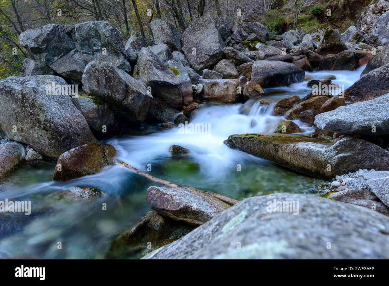 Winding mountain creek hi-res stock photography and images - Alamy
